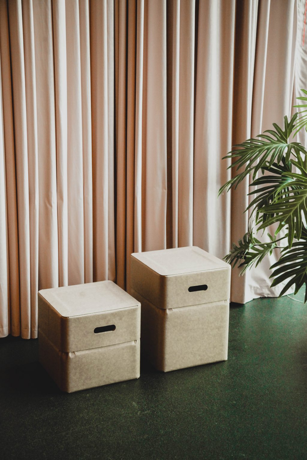 MULGEO box-chair in a natural cardboard color H46